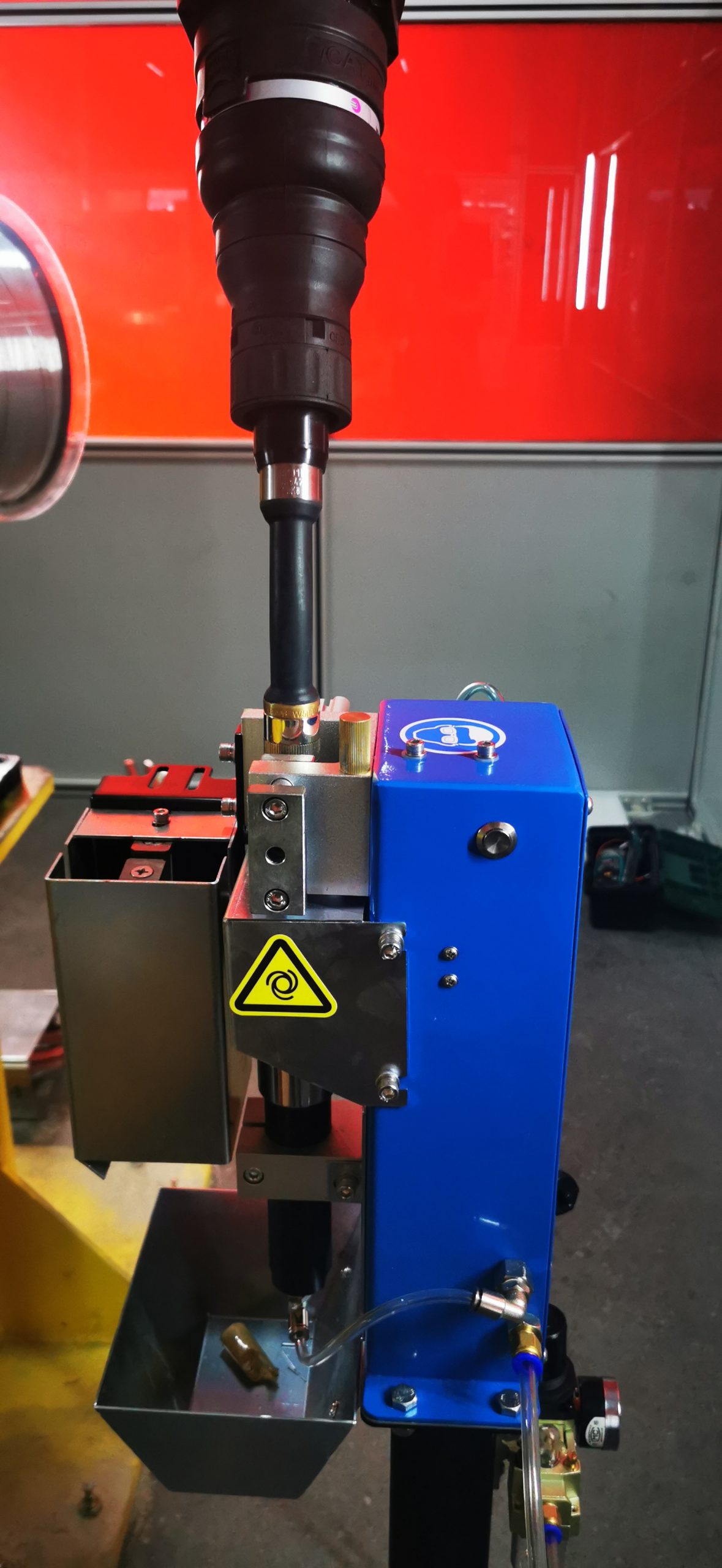 ABB FANUC YASKAWA KUKA KAWASAKI Automatic Welding robot torch cleaning ...