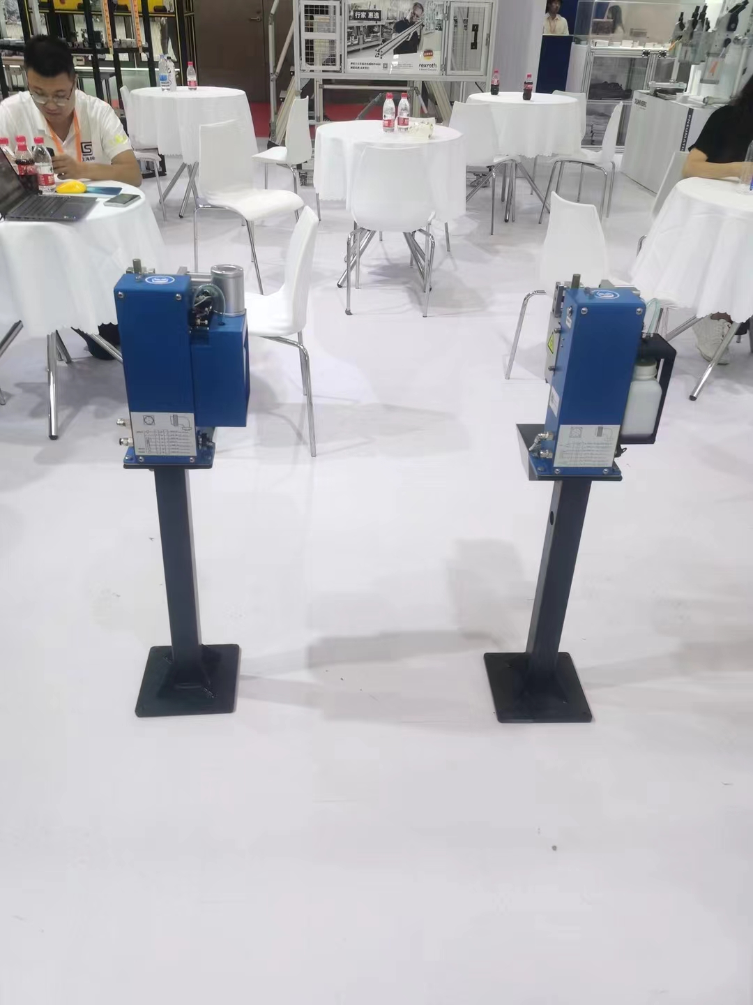 ABB FANUC YASKAWA KUKA KAWASAKI Automatic Welding robot torch cleaning ...